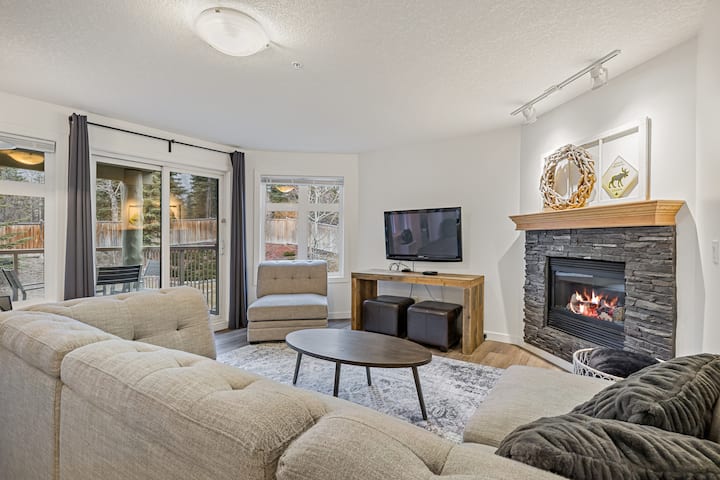 Enjoy Mountain Views At Newly Renovated 2br Condo - Canmore