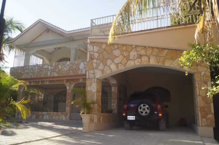 *Ayala Guest House* :
"North" Upstairs Apartment - Puerto Príncipe