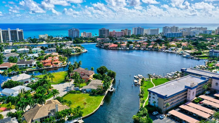 Peaceful Oasis - Bright Home With Cozy Backyard ☘ - Delray Beach, FL