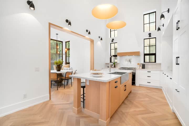 Luxury Design Home Centrally Located - Mississauga