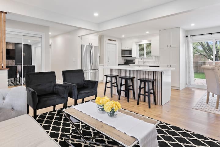Luxurious & Cheerful House In Monopoly Subdivision - Amherstburg