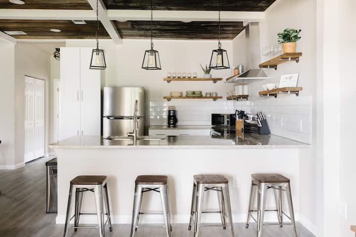 Modern Farmhouse Mins To Dt, Riverwalk, & Alamo! - San Antonio, TX