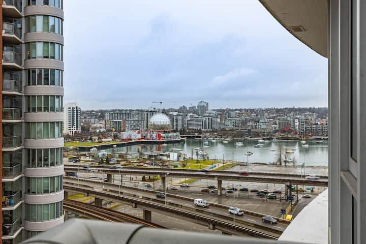 Spacious Two Bedroom Condo With Stunning Views - Vancouver