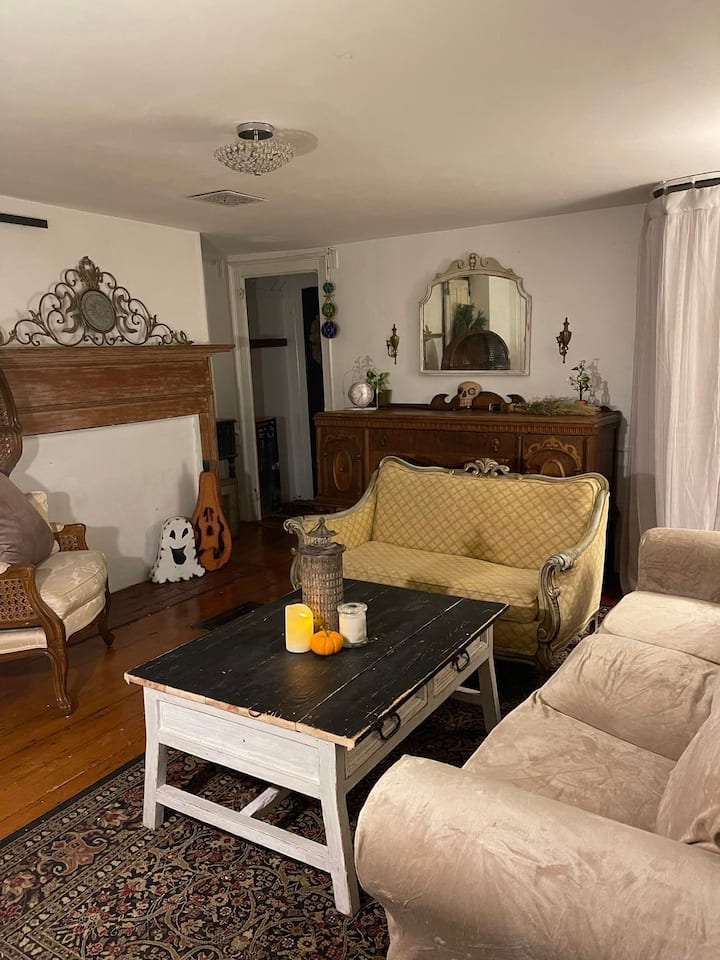 Downtown Suite In An Antique Home - Salem, MA