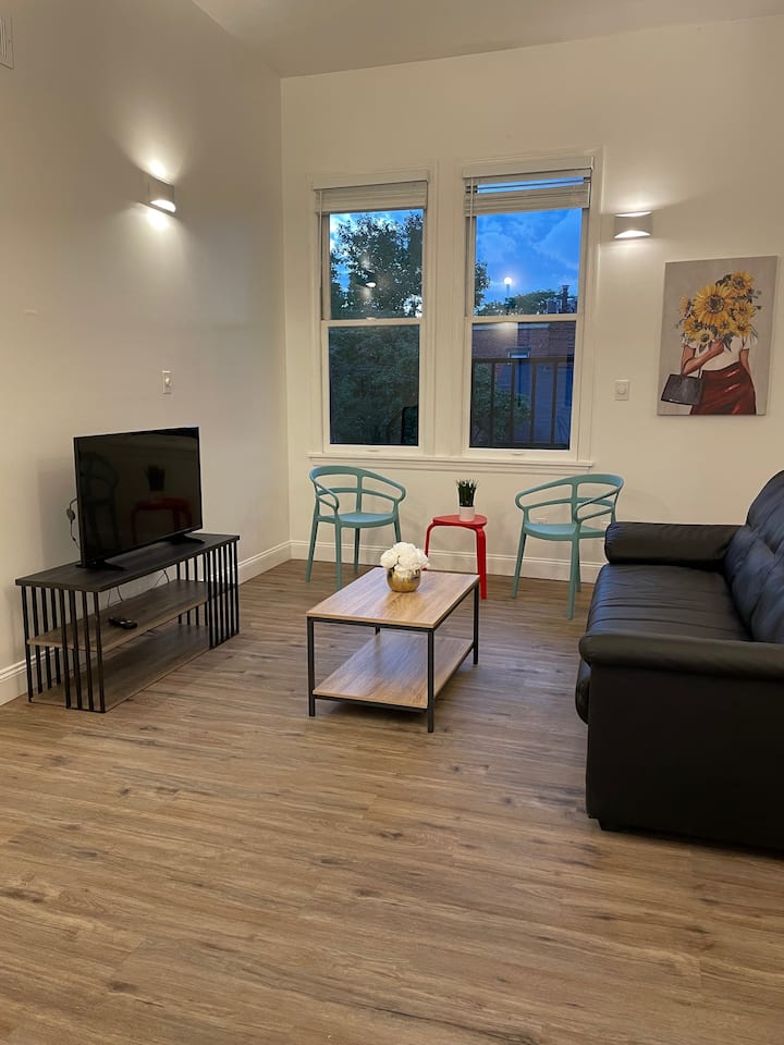 2 Bed / 1 Bath Apart + Parking In Historic Bldg - Pittsburgh, PA