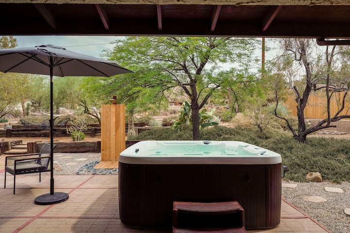 Hot Tub, Outdoor Shower, Firepit & Desert Views - Yucca Valley, CA