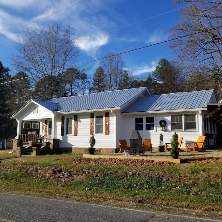 Creekside Farmhouse Cottage In The Mountains - Franklin, NC