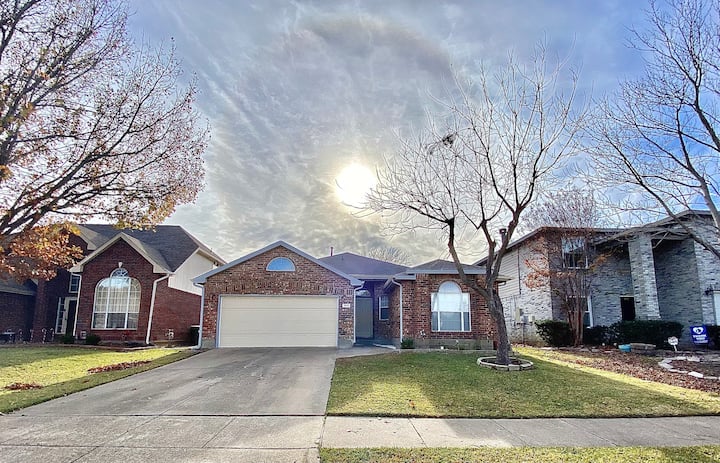 Cozy 3-bedroom Full Residential Home In Garland - Garland, TX