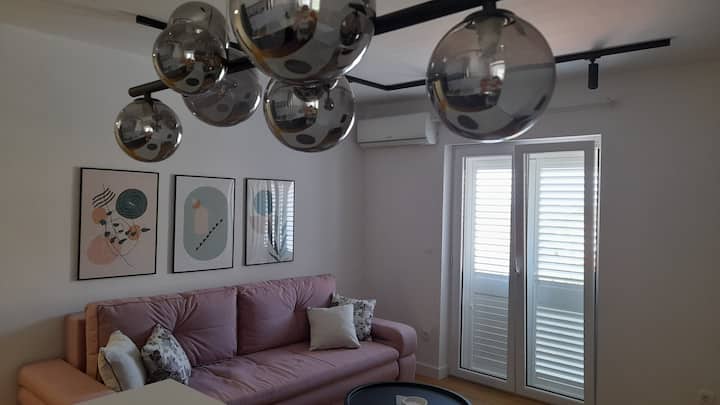 Moderan Stan S Pogledom Na More I Planinu - Makarska