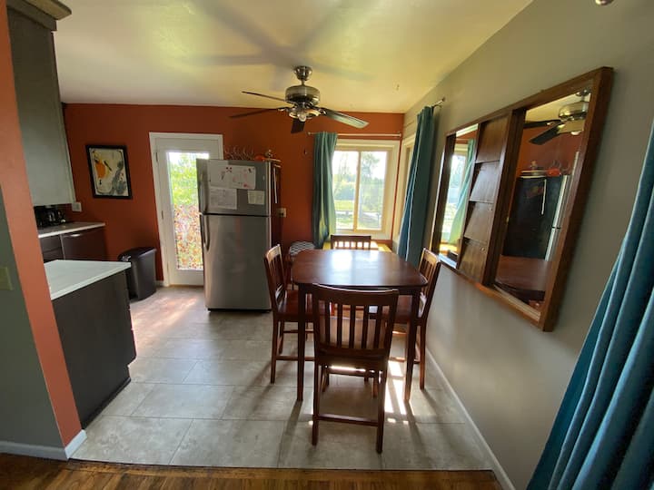 Free Parking, Peaceful 2bdr, 1 Bathroom Aptmnt - Madison, WI