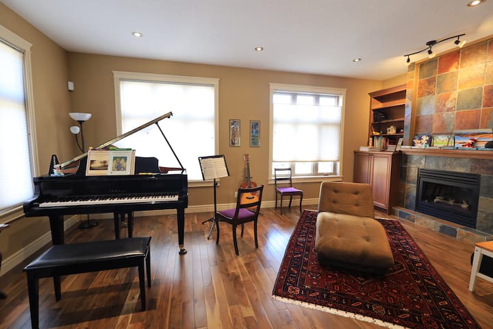 Bright & Airy Modern House Near Downtown & Airport - Calgary
