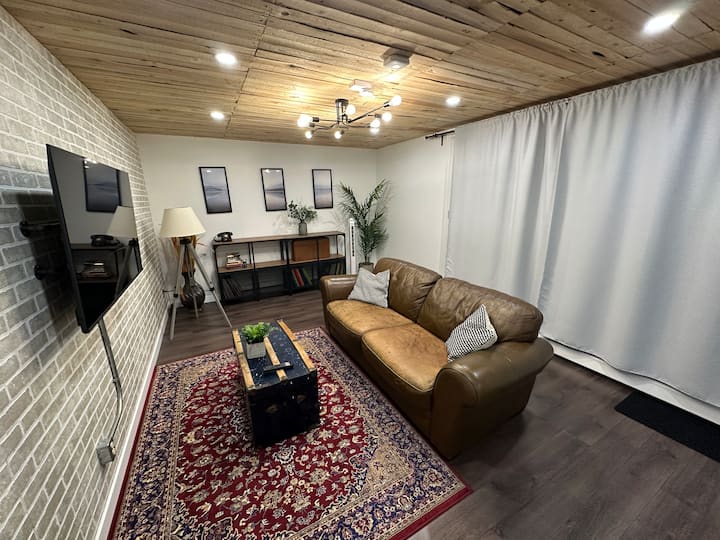 Metro - Industrial & Modern Apartment By Stadium - MacEwan University