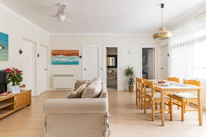 Habitación Con Tv Y Espacio Para Trabajar. - Terrassa