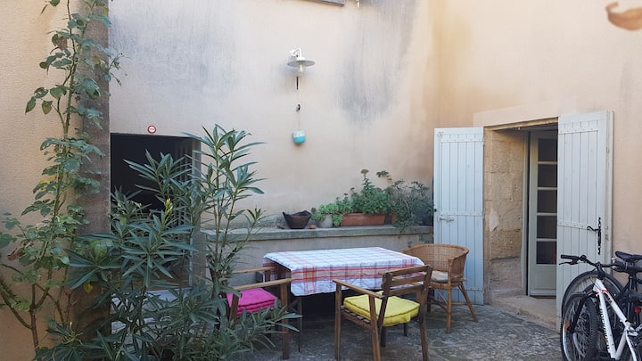 Agréable Maison De Village Avec Cour Et Terrasse - Vers-Pont-du-Gard