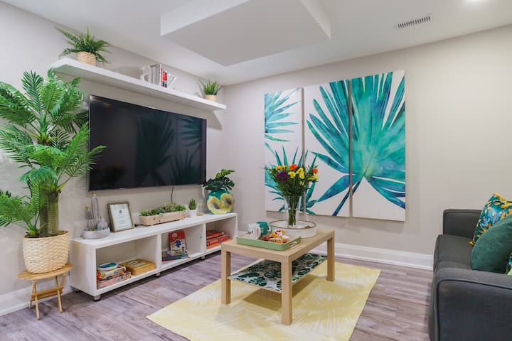 Escape To The Tropics In Bradford At Villa Tina - Bradford, ON, Canada