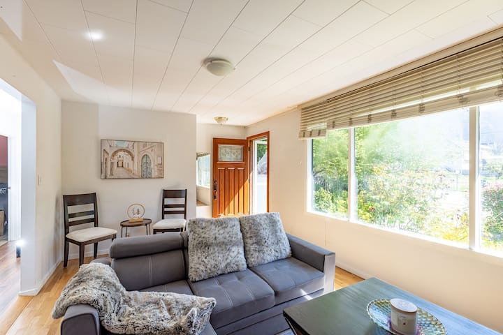Family-friendly, Cozy Cottage In Downtown Squamish - 斯闊米甚