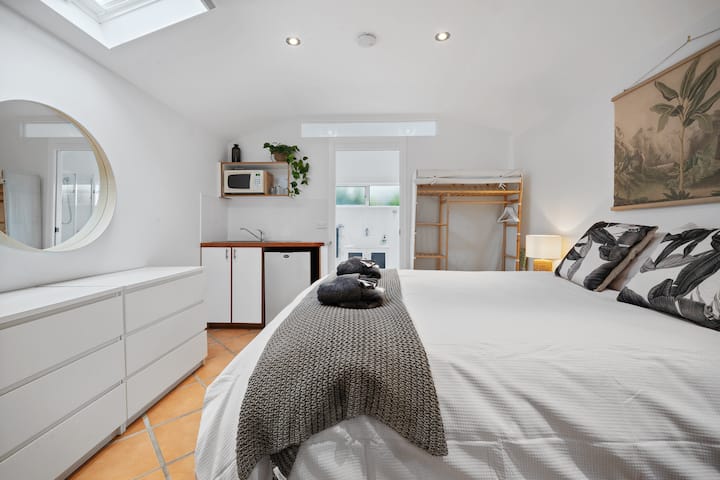 Bamboo Studio Located Across The Road From The Beach. Fully Self Contained And Modern Amenities. Quite Location And Small Walk To Local Shops. Perfect For A Couples Retreat Near The Beach. - Hyams Beach