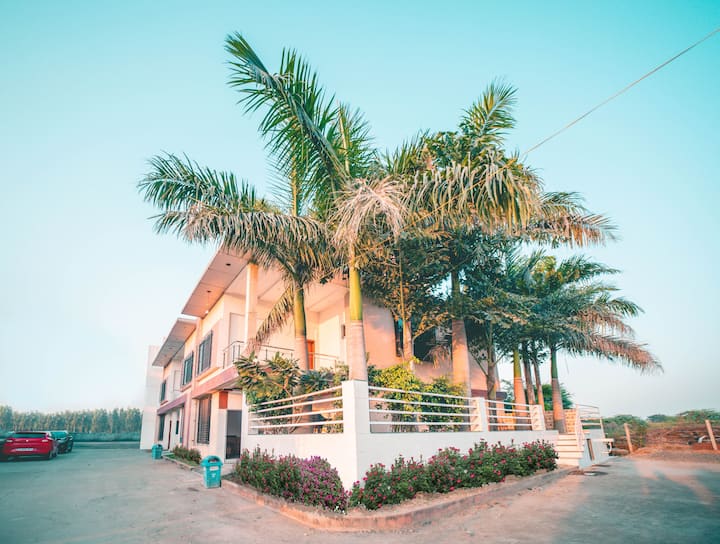 Cheerful 3 Bedroom Villa With Pool And 2 Gardens - Bardoli