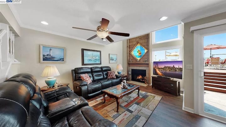 Waterfront - Sleeps 6 Near Marina W/ Hot Tub - Discovery Bay, CA