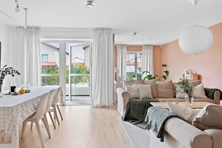 Ljus Villa Med Stora Sociala Ytor Ute Och Inne. - Helsingborg