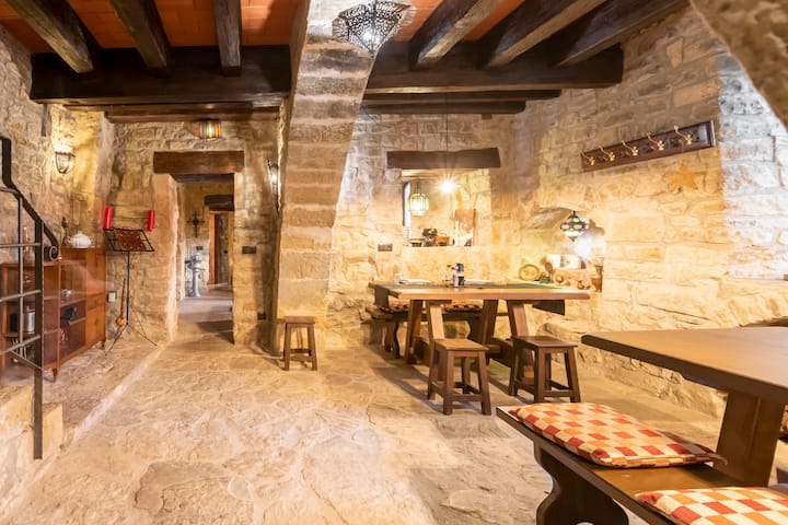 Fortaleza Medieval La Manyosa / Suite Familiar - Mura, Barcelona