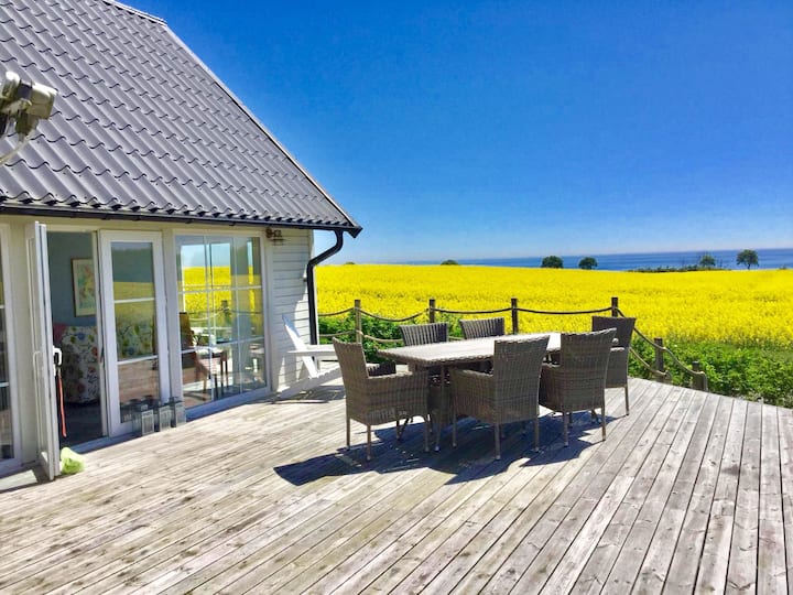 Fint Hus Med Panoramautsikt öVer Hav Och Fält - Ystad