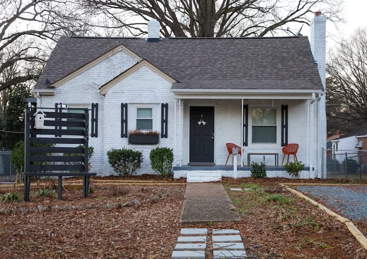 Cheerful Bungalow Minutes From Downtown - Charlotte Douglas Airport (CLT)