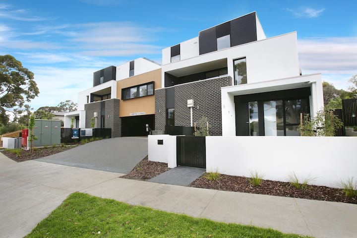 Brand New Townhouse Near Boxhill Central - Melbourne