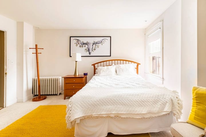 Private Apt In Stylish 1876 Victorian Home B-3b - Baltimore, MD