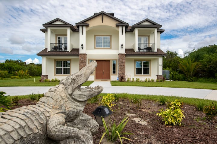 Luxurious 6 Bedroom Inc Master Suite W/ Wet Room - Oviedo, FL