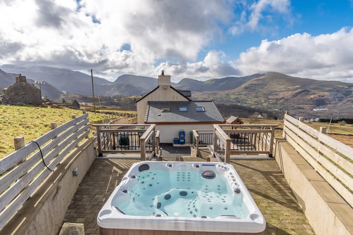 Breathtaking Luxury Four Bed Cottage With Hot Tub - Llanberis