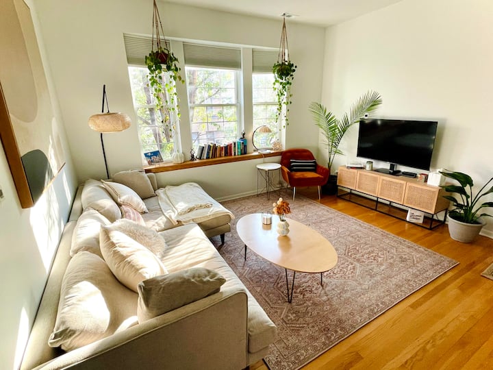 Cozy, Sundrenched Condo In Fantastic Location - Chicago, IL