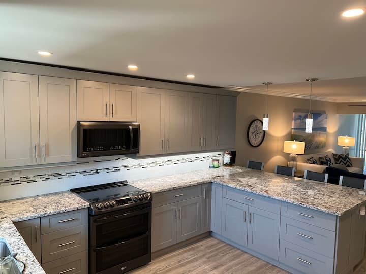 Location! Newly Remodeled And Close To Everything! - Naples, FL