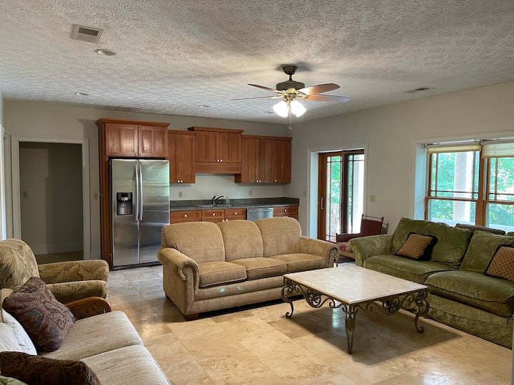 Beautiful Lakefront Family Retreat! Pet Friendly, Canoes Included, Sleeps 28+ - Alabama