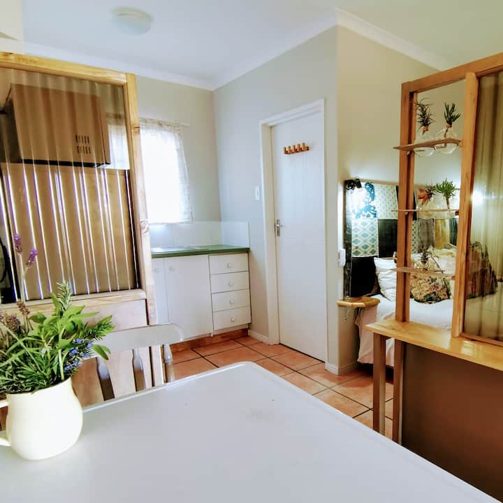 Private Bachelor Studio; Central Quiet Location - Parklands
