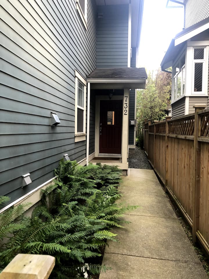 Bright Ground Floor Suite-heart Of Mount Pleasant - Vancouver