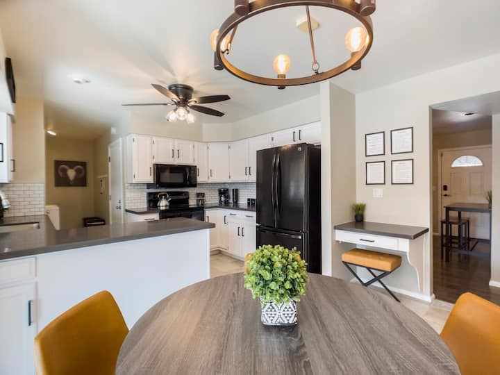 Mountain Views, Large Pool, Private Backyard, Cozy - Phoenix