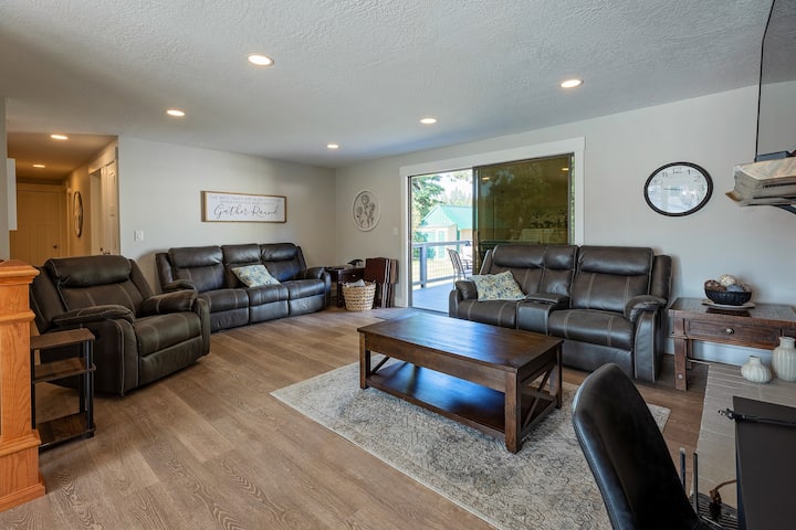 5br Home By Downtown Cda-nintendo/foosball/games - Post Falls, ID