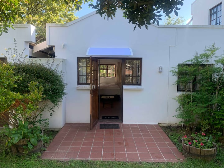 Quiet, Safe 1 Bedroom Flat With Garden Patio - Plettenberg Bay