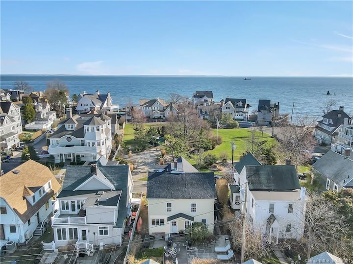 Cheery Victorian Beach Home On Private Bell Island - Norwalk