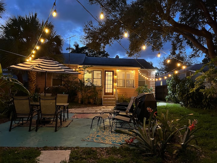 Beachy & Boho W/ A Large & Lush Fenced Back Yard - Lake Worth, FL