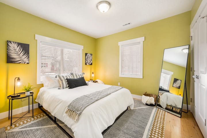 Cozy Home Away From Home! - Salt Lake City, UT