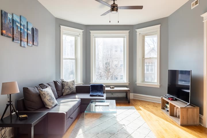 Spacious 3 Bed/1 Bath W/ Free Parking And Patio - Chicago, IL