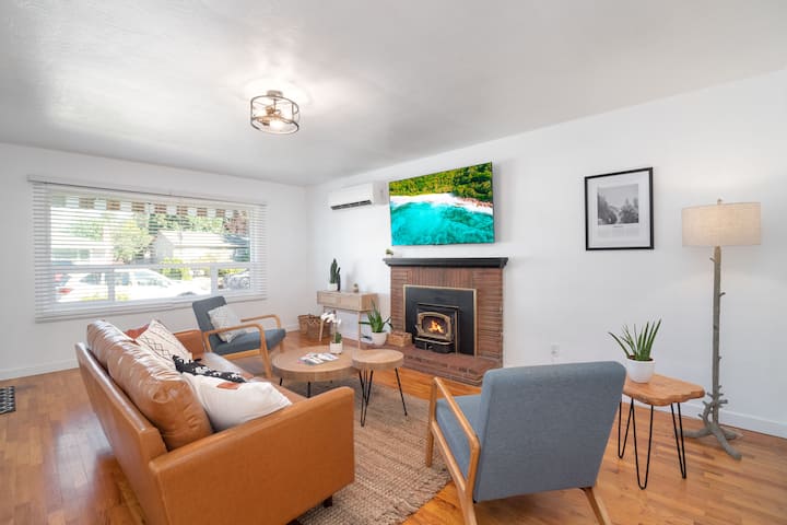 Mid-century Retreat: Discover Modern Serenity - Roseburg, OR