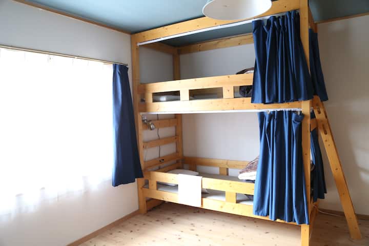 2段ベッドが2つの最大4名様用の個室になります。 - Himeji