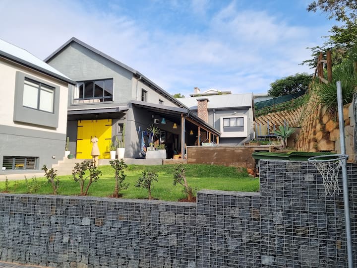 Cheerful And Spacious 8 Sleeper Family Home - Dolphin Coast