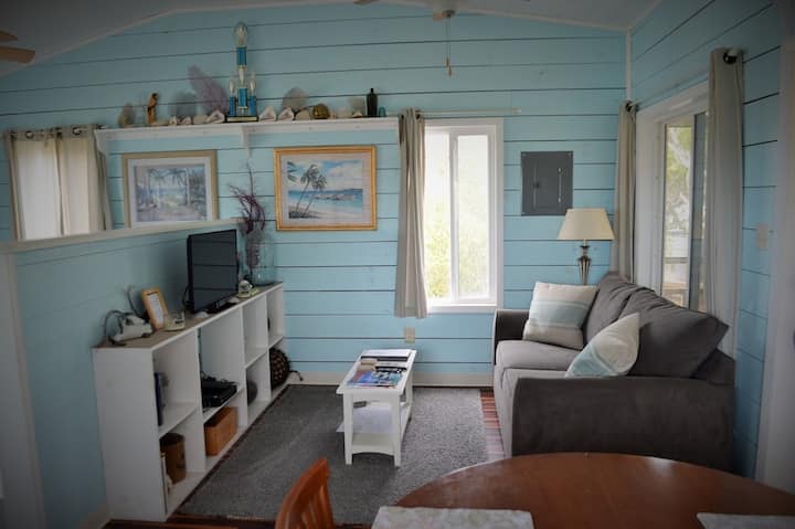 "Honeycomb Cottage" Cozy Cottage Perfect For 2 - The Bahamas