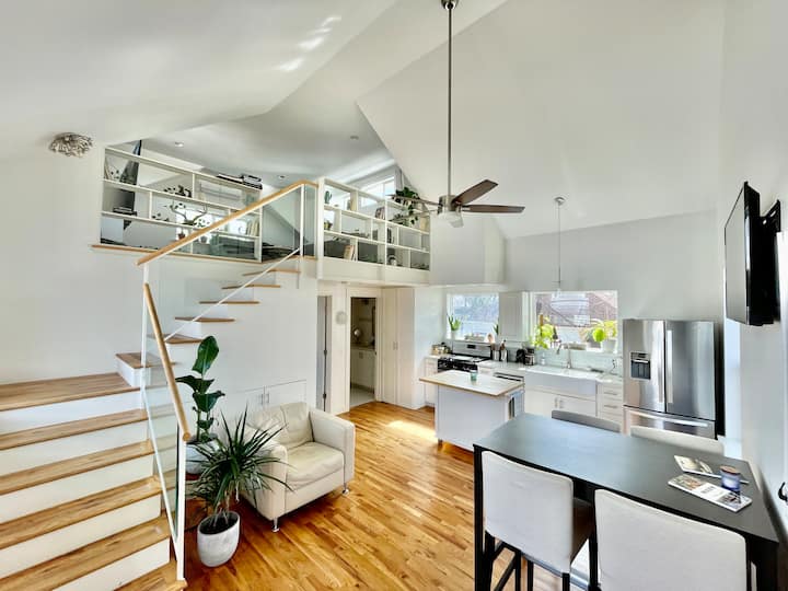 Eastside 1-br Home W/ Loft & Off-street Parking - Austin, TX