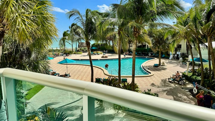 Hollywood Condo Resort, Beachfront! - Hollywood, FL