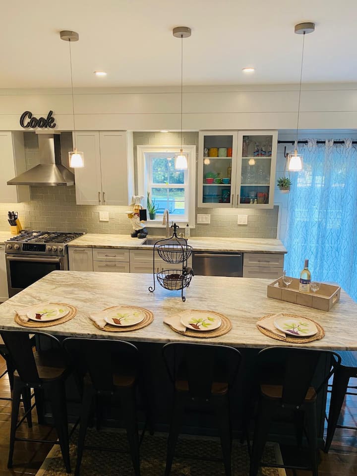 Mystic Main Surf House 3-bd/2.5 Bathrooms - Stonington, CT